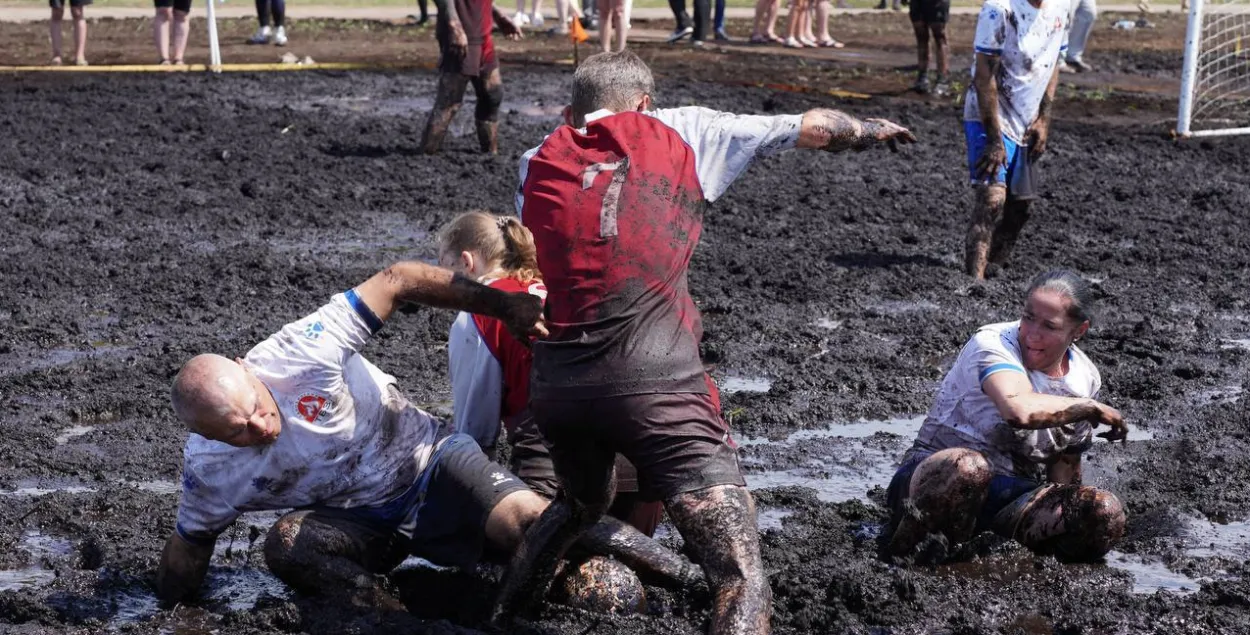 У белорусов новый любимый вид спорта — болотный футбол | Новости ...